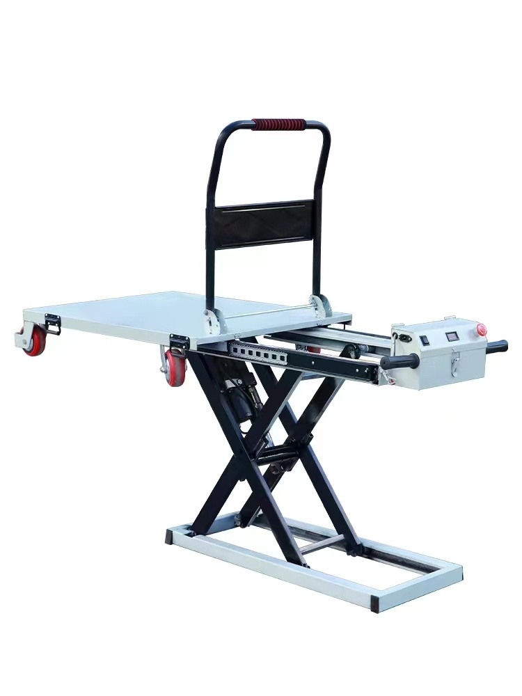 Lifting flatbed truck